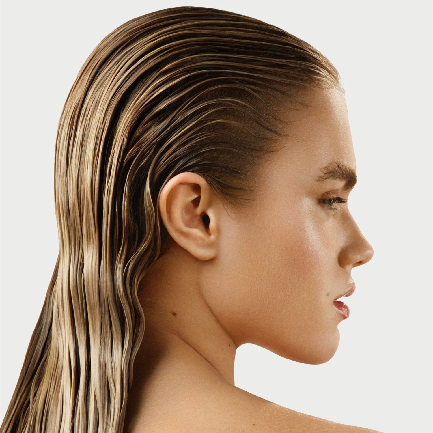 Is Oiling Hair Overnight Good or Bad? – Gisou EU